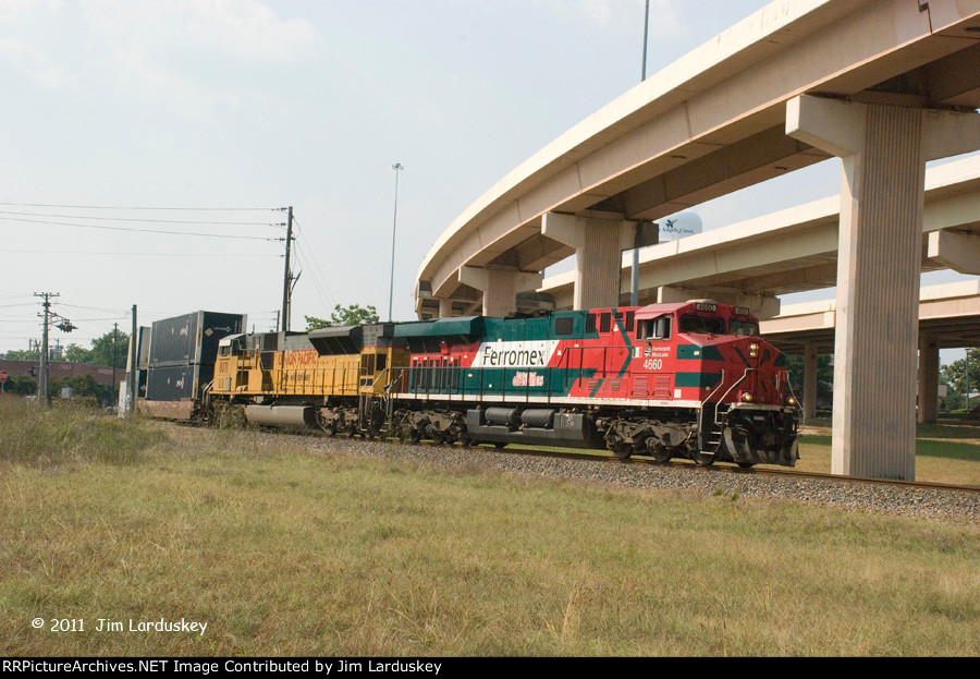 FXE 4660 Heads for the Wright Street crossing